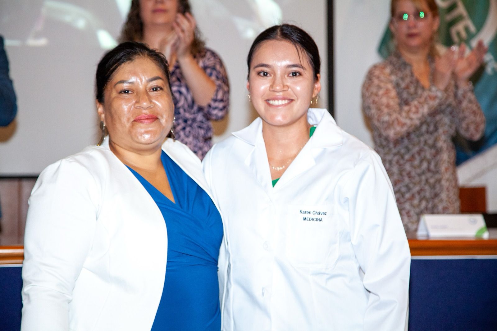 106 ESTUDIANTES DE MEDICINA FUERON INVESTIDOS CON EL MANDIL BLANCO ...