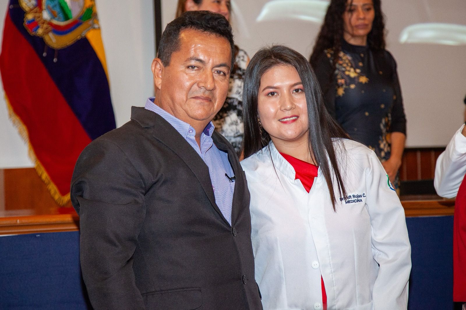 106 ESTUDIANTES DE MEDICINA FUERON INVESTIDOS CON EL MANDIL BLANCO ...