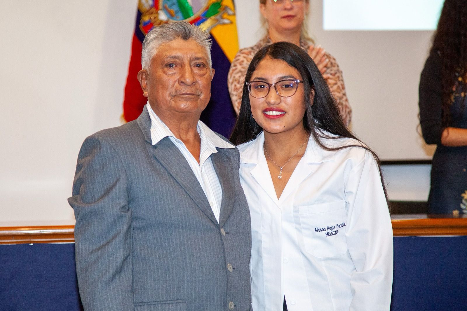 106 ESTUDIANTES DE MEDICINA FUERON INVESTIDOS CON EL MANDIL BLANCO ...
